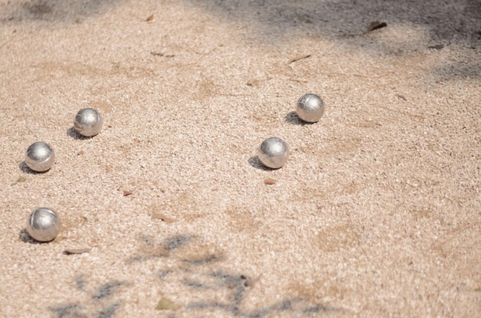 Faire un terrain de pétanque : guide complet (dimensions, autorisations ...